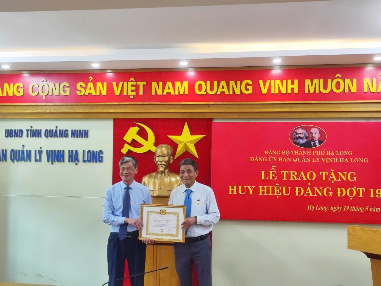 Đảng uỷ Ban Quản lý vịnh Hạ Long trao tặng huy hiệu Đảng đợt 19/5